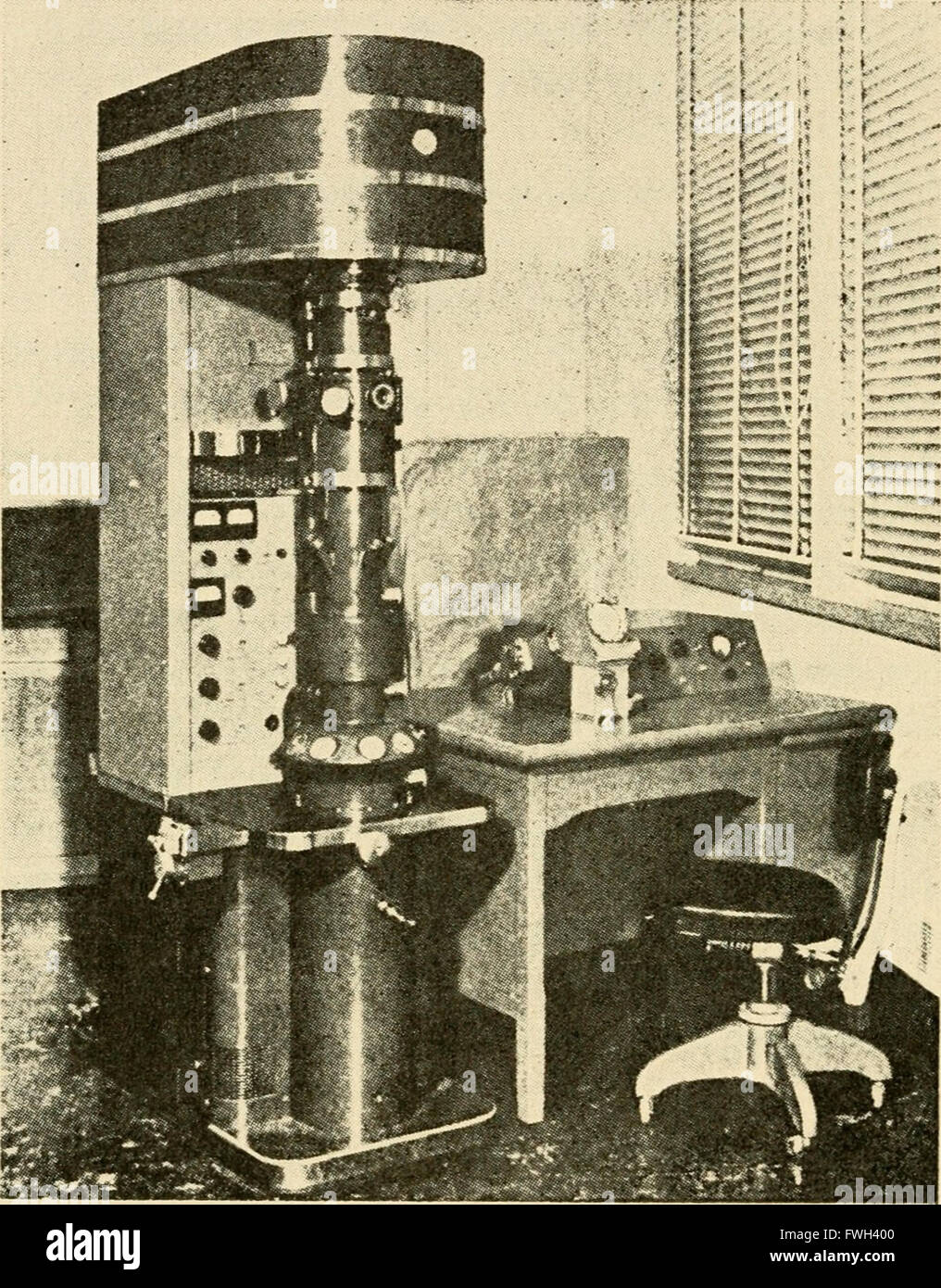Vintage electron microscope hi-res stock photography and images - Alamy