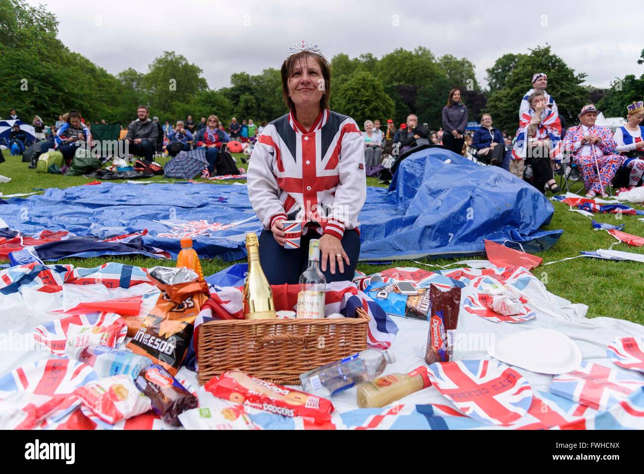Celebrate queen elizabeth iis 90th birthday hi-res stock photography ...
