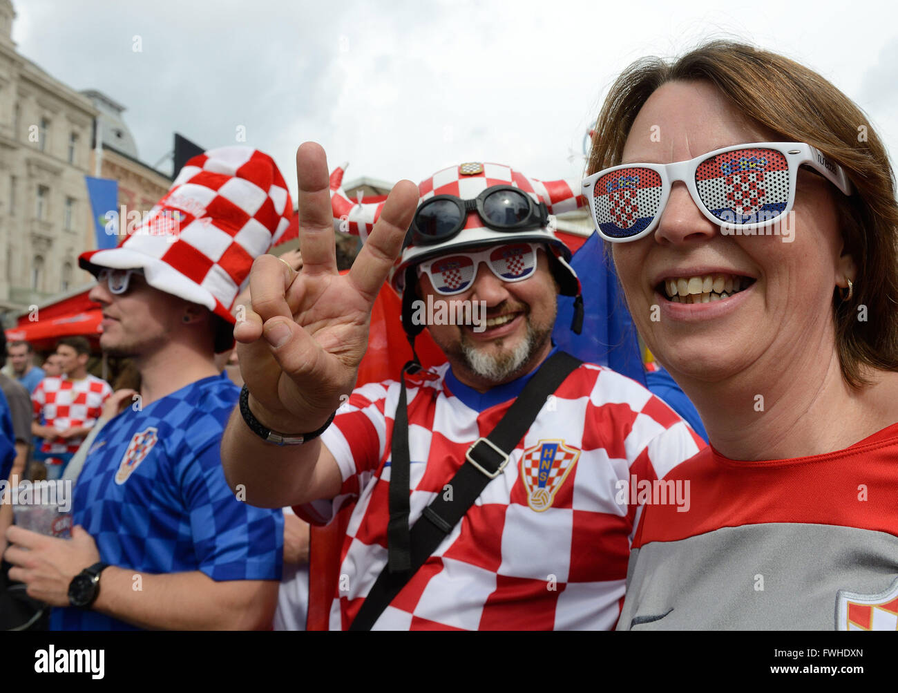 (160613) -- ZAGREB, June 13, 2016 (Xinhua) -- Croatian football fans ...