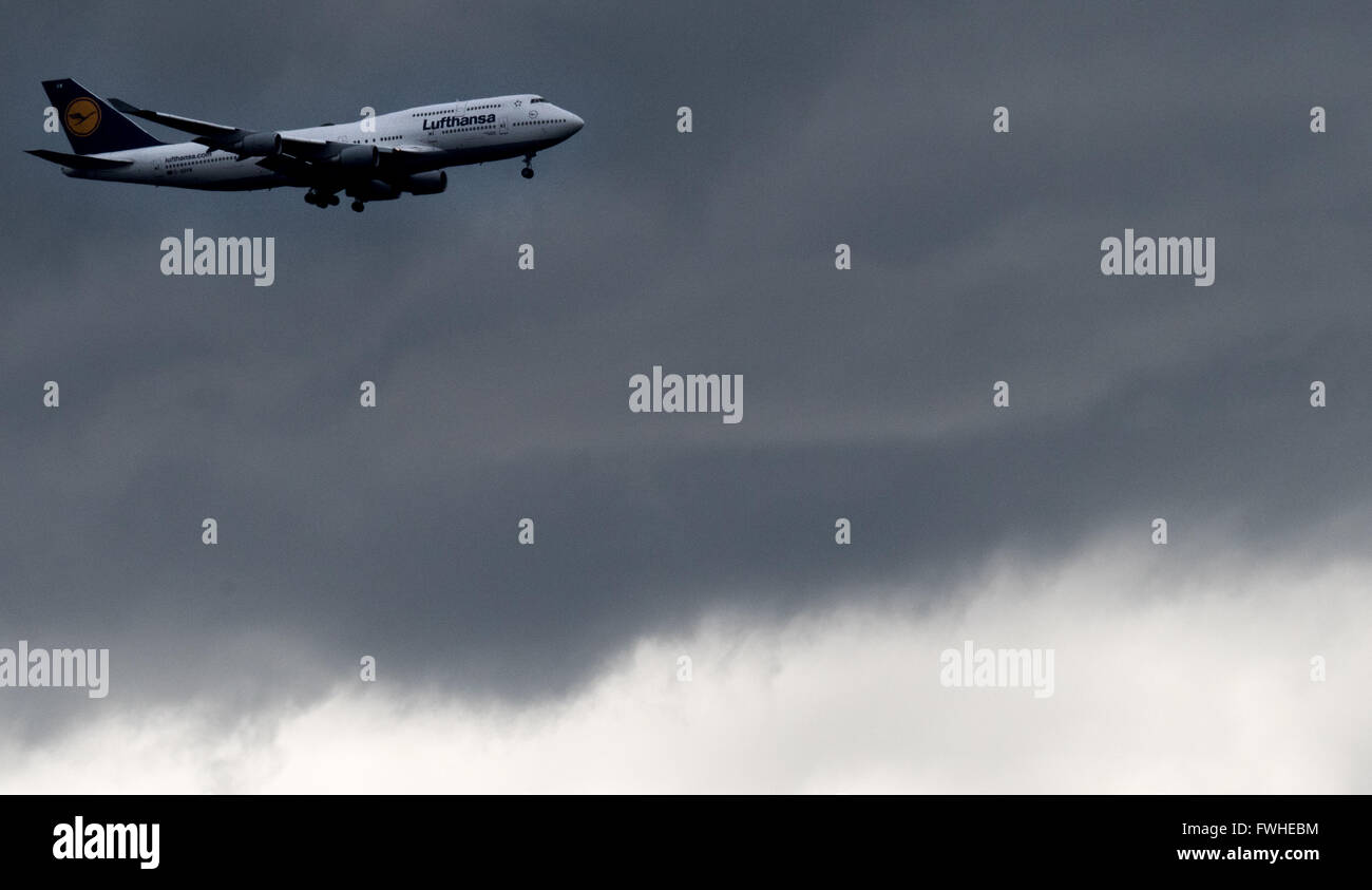 747 landing front hi-res stock photography and images - Alamy