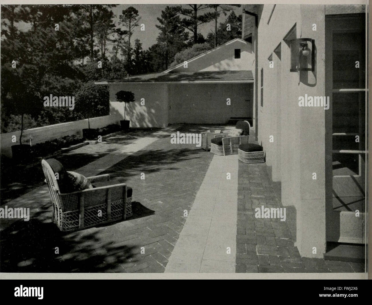 This 1935 edition explores developments in architecture and engineering ...