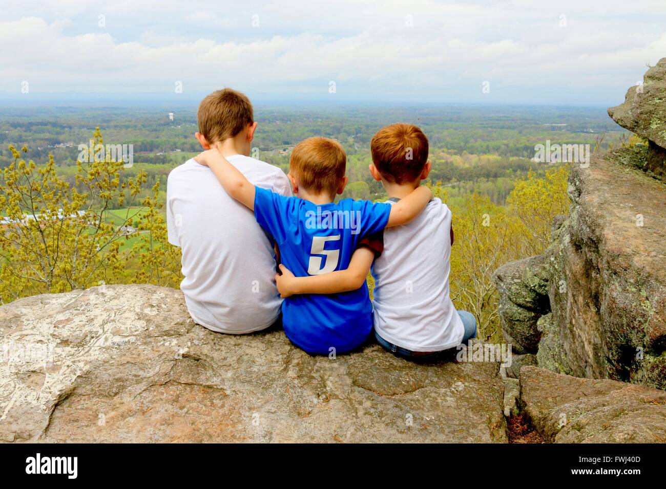 People sitting on cliff top hi-res stock photography and images - Alamy