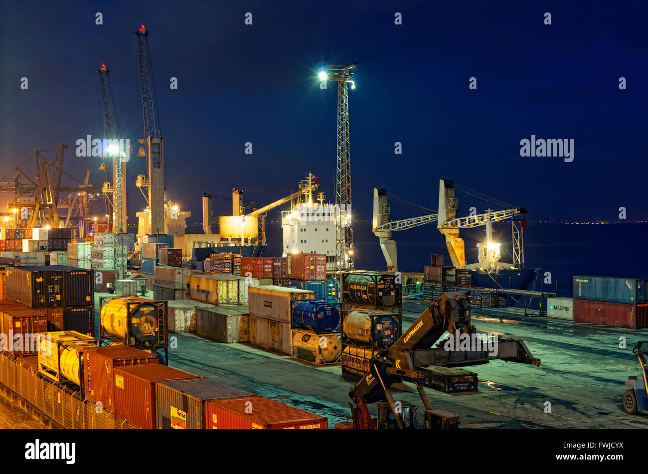 Busy container dock hi-res stock photography and images - Alamy