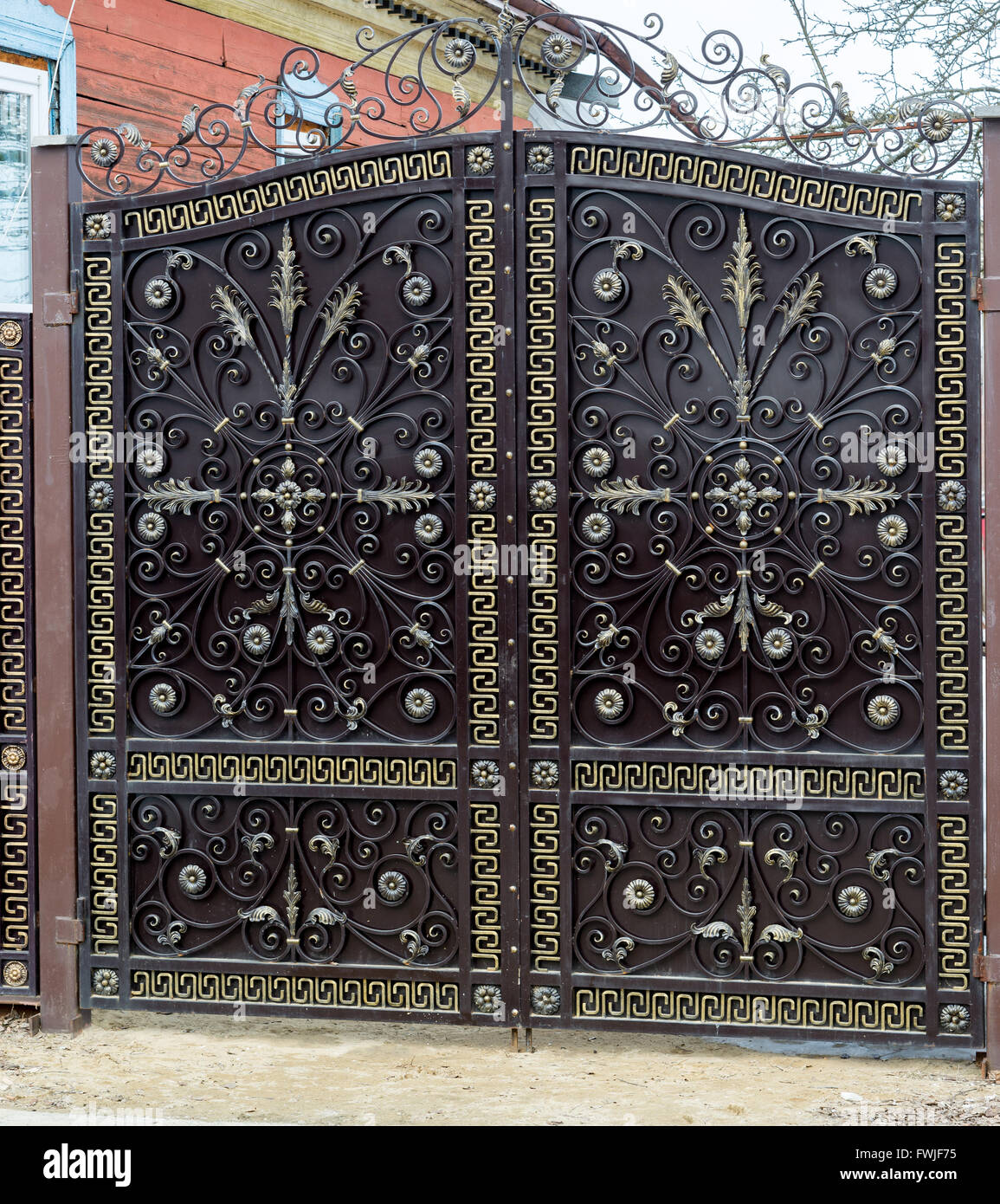 Modern metal gate home hi-res stock photography and images - Alamy