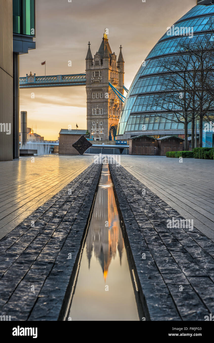 Footpath at the tower of london hi-res stock photography and images - Alamy