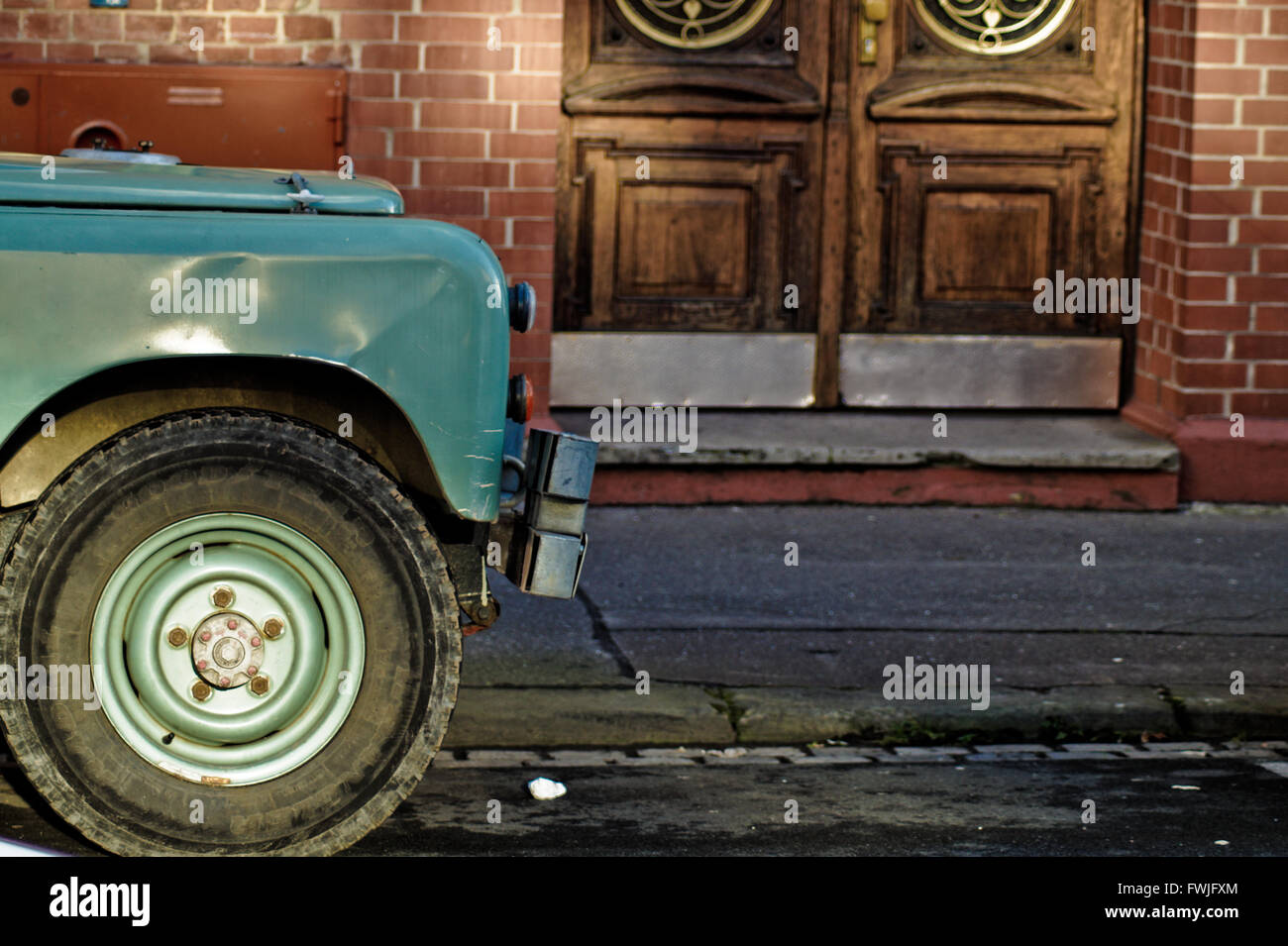 Car parking outside house hi-res stock photography and images - Alamy