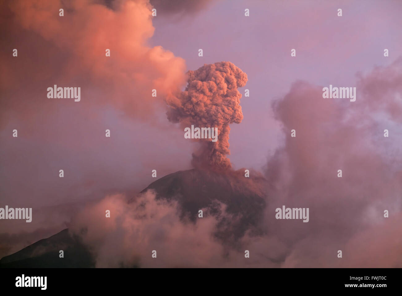 Volcano alert hi-res stock photography and images - Alamy