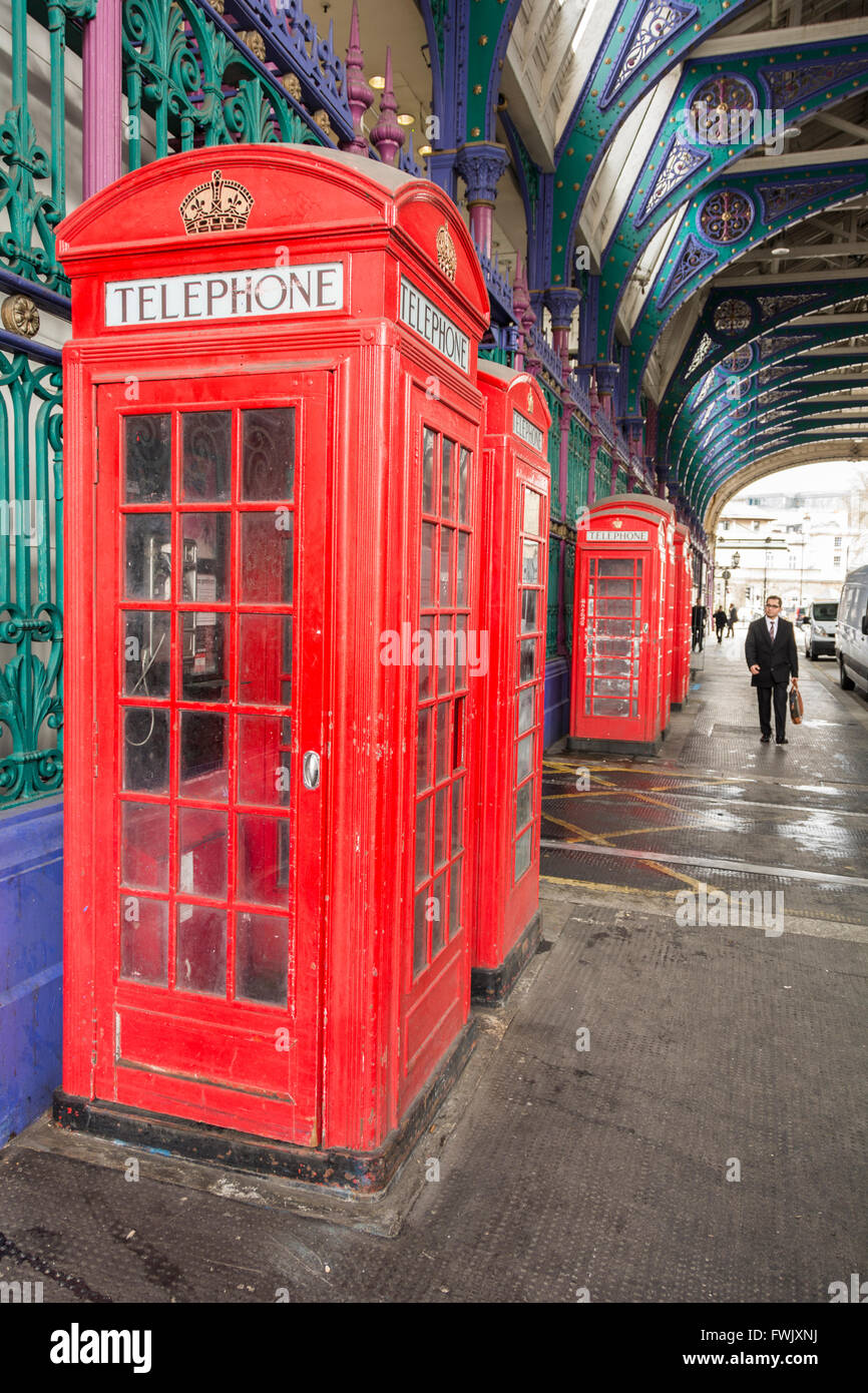 Traditional english telephone boxes hi-res stock photography and images ...