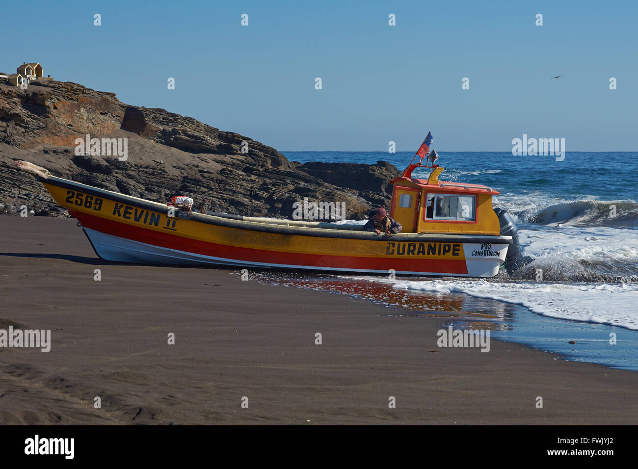 Fishing Boat Coming Ashore Stock Photo - Alamy