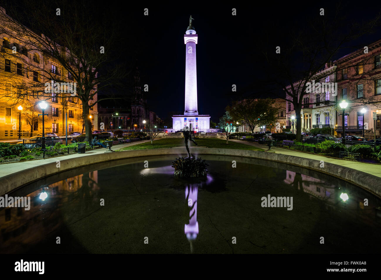 Fountain and the Washington Monument at night in Mount Vernon ...