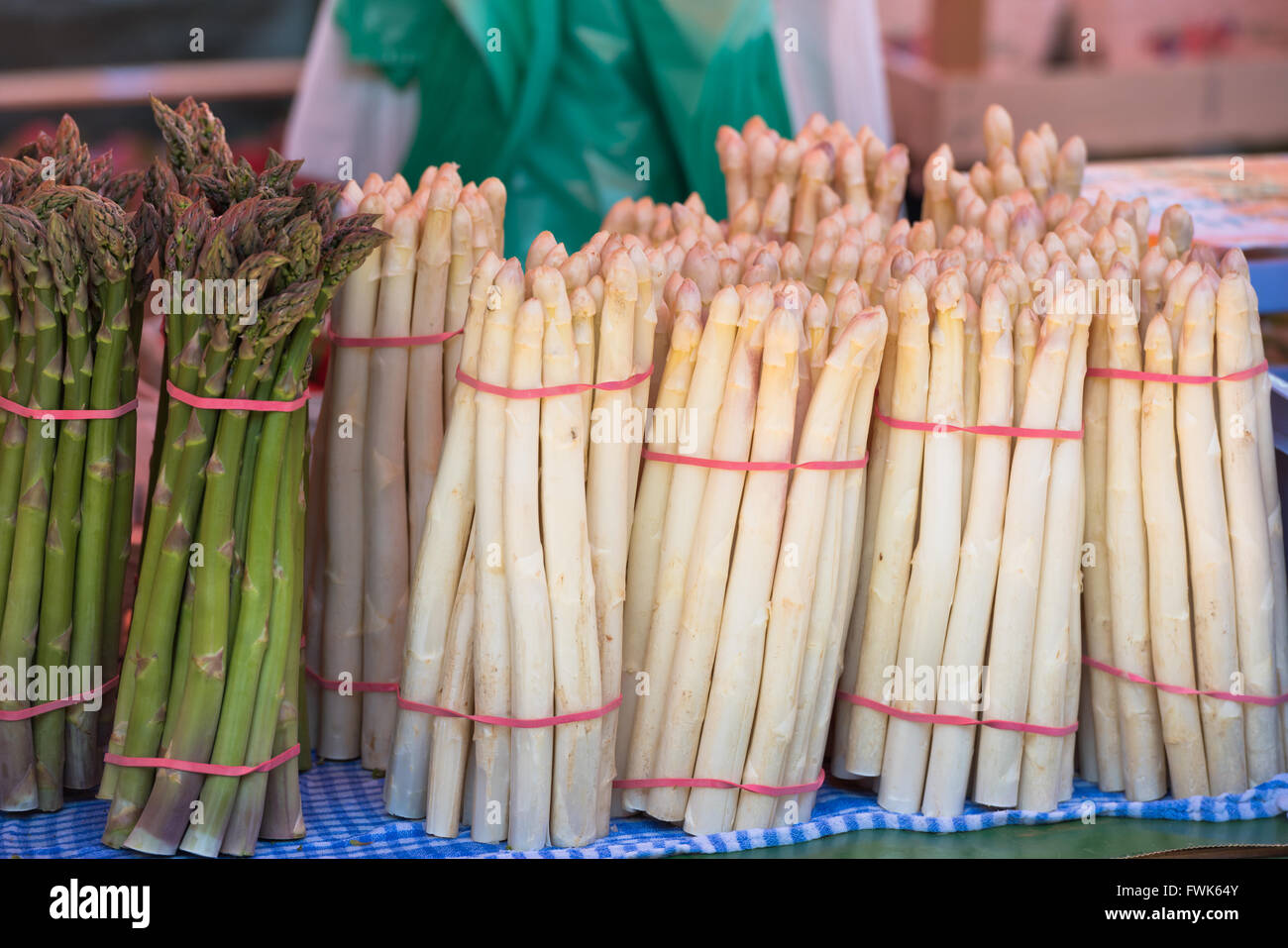 Asparagus display vegetable market hi-res stock photography and images ...