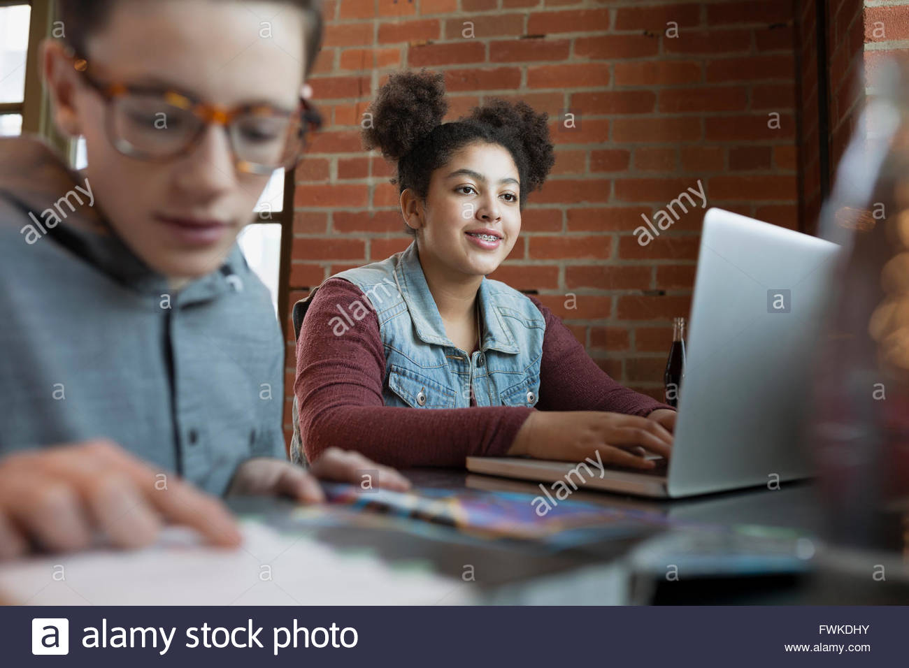 Laptop learning coffee shop hi-res stock photography and images - Alamy