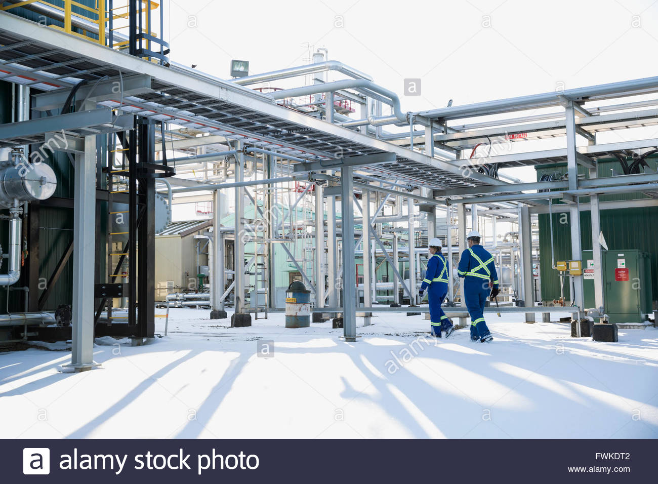 Natural gas plant and pipelines hi-res stock photography and images - Alamy