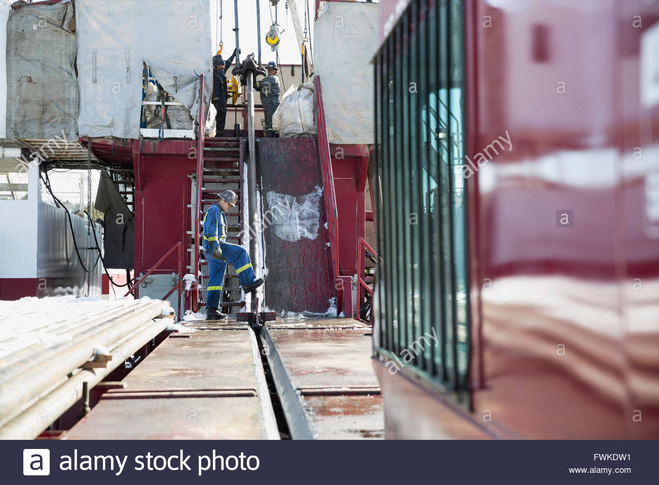 Engineer working on oil rig hi-res stock photography and images - Alamy