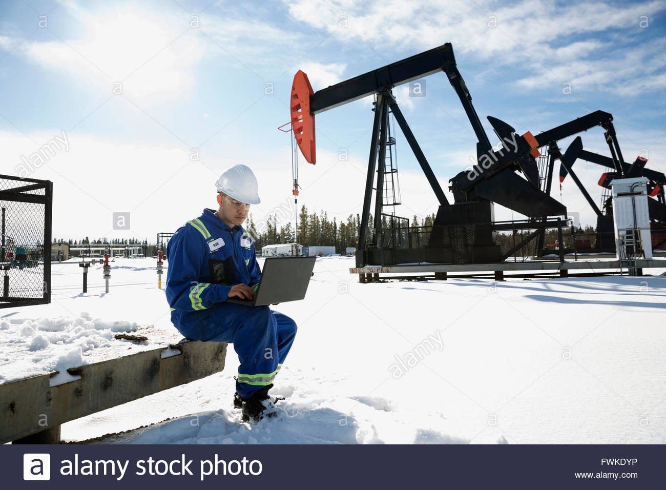 Oil rig worker reading hi-res stock photography and images - Alamy