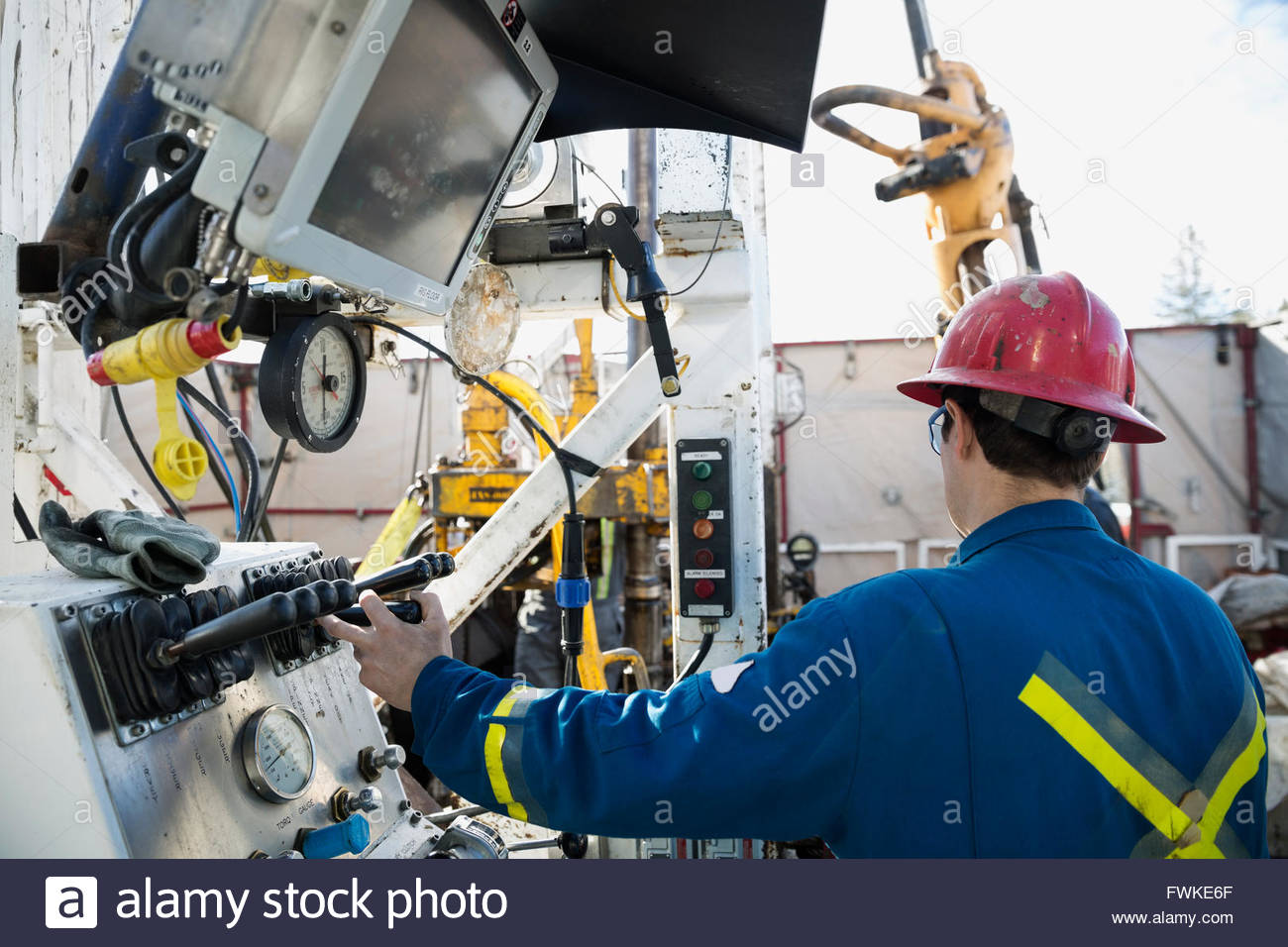 Engineer working on oil rig hi-res stock photography and images - Alamy