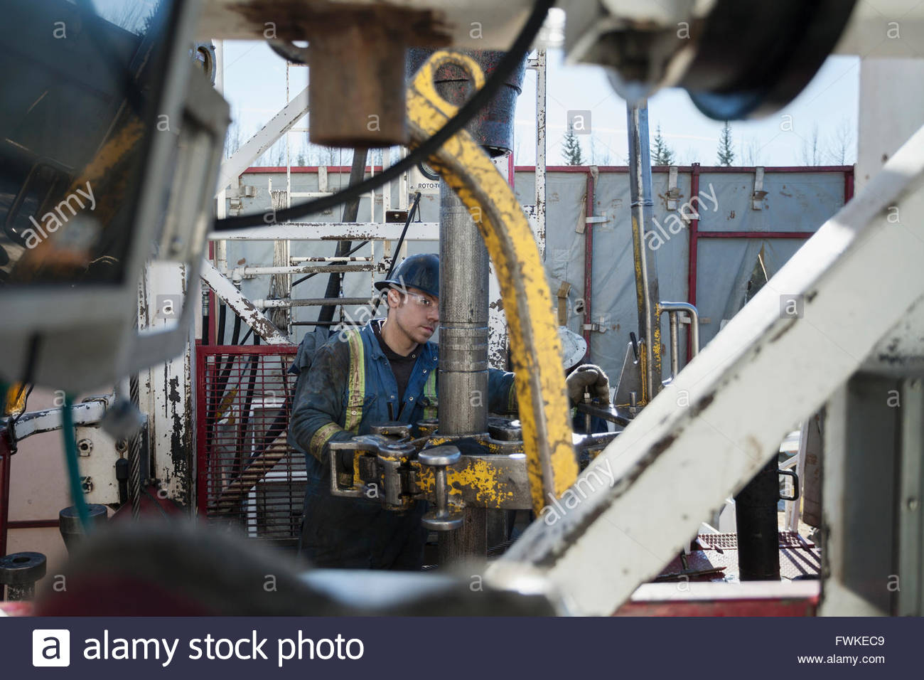 Men working on rig hi-res stock photography and images - Alamy