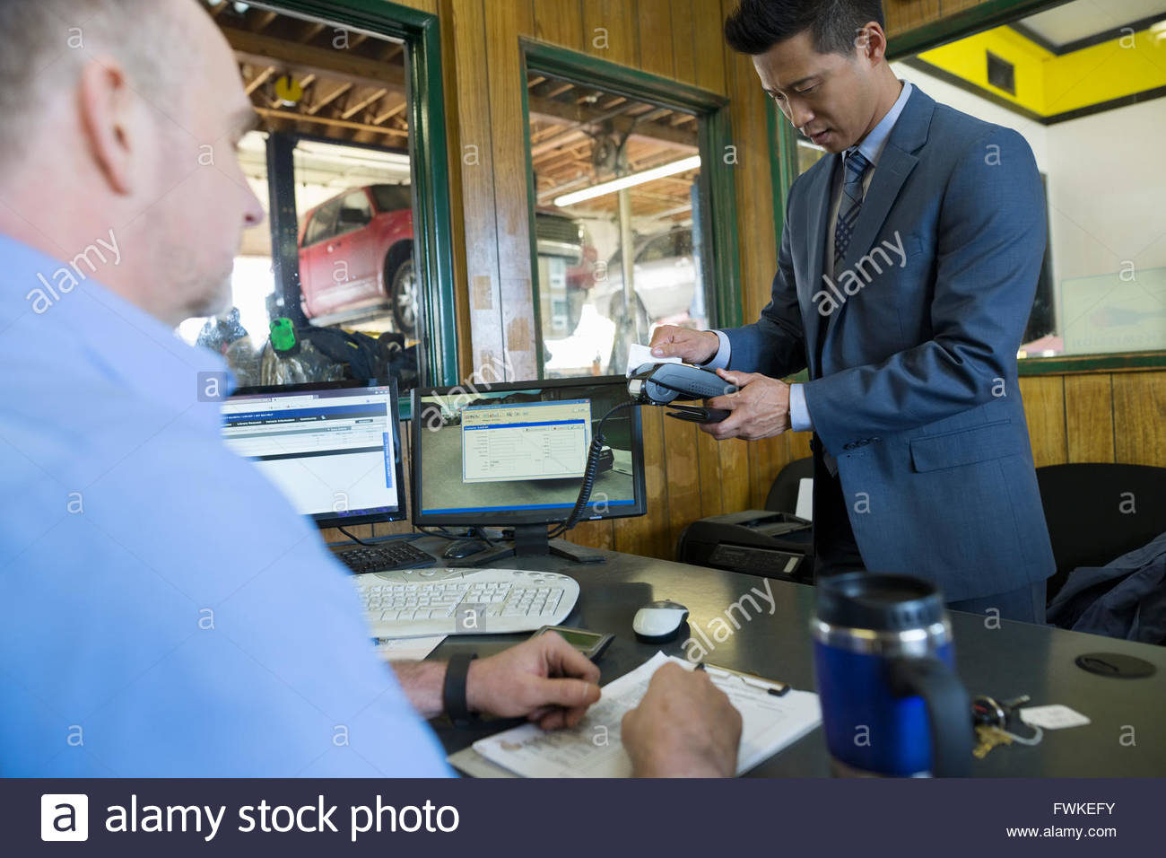Customer using credit card hi-res stock photography and images - Alamy