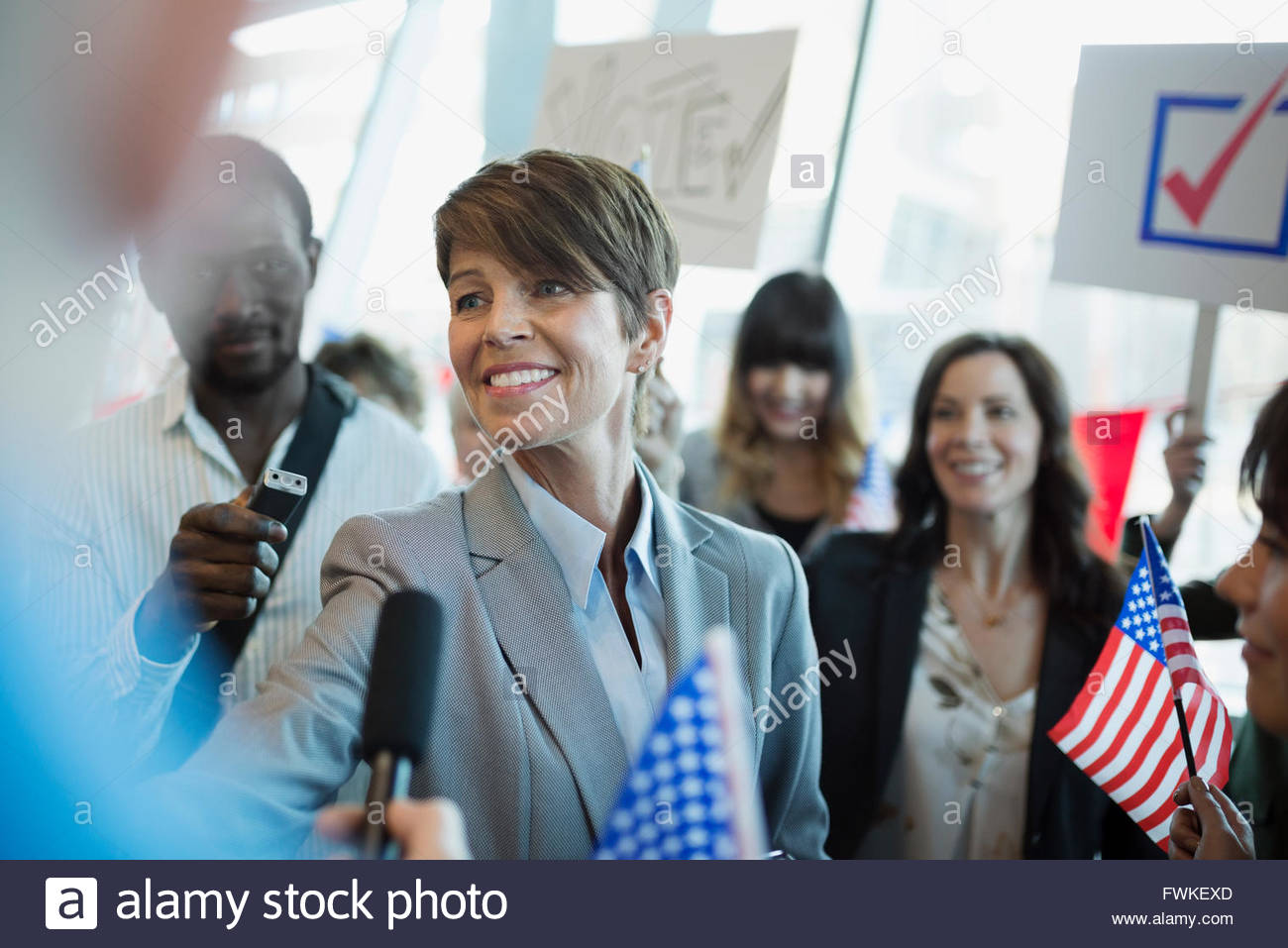 Crowd smiling the media standing hi-res stock photography and images ...