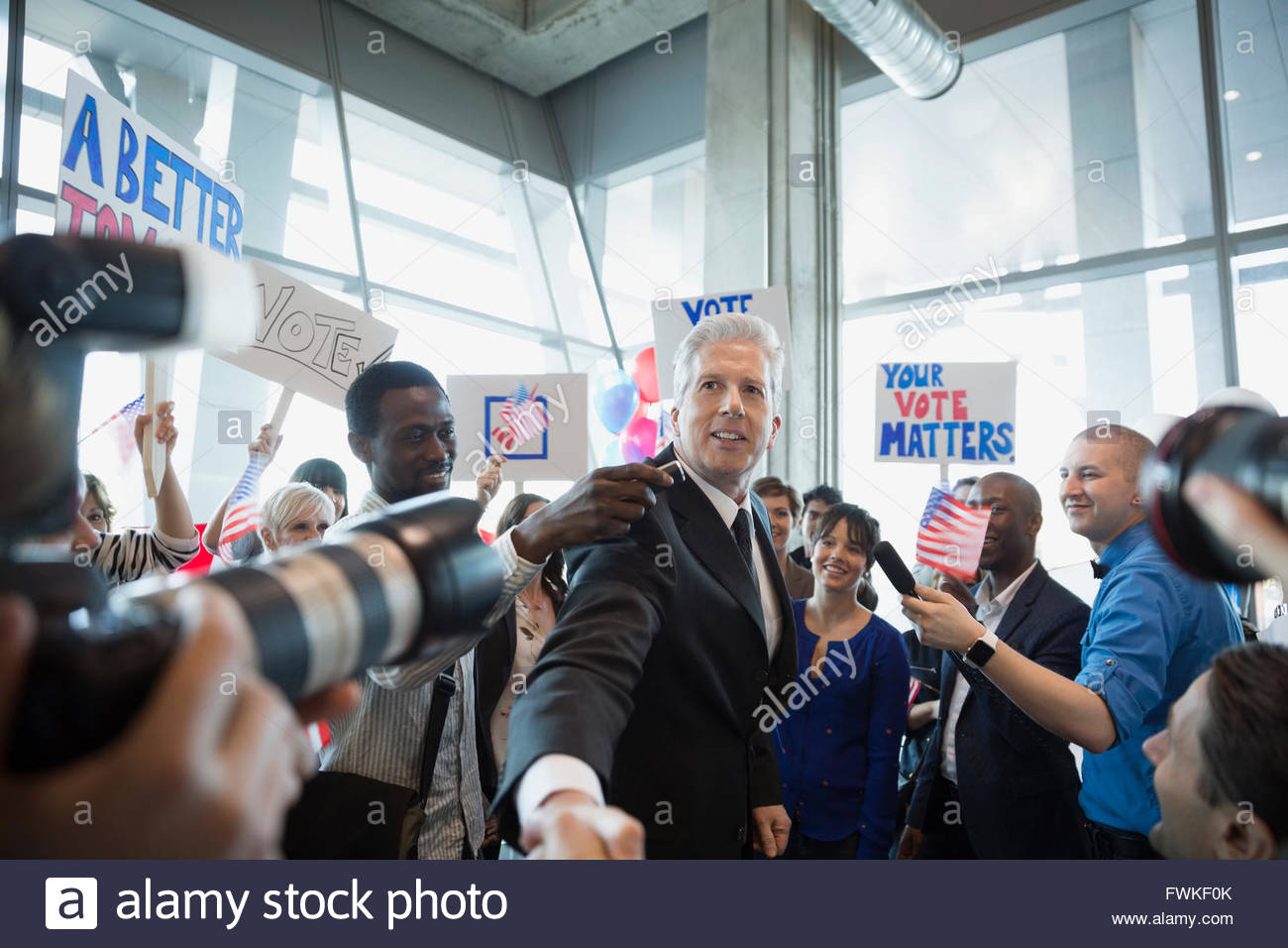 Political handshake hi-res stock photography and images - Alamy