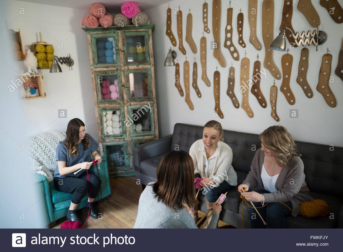 Mature women knitting group hi-res stock photography and images - Alamy