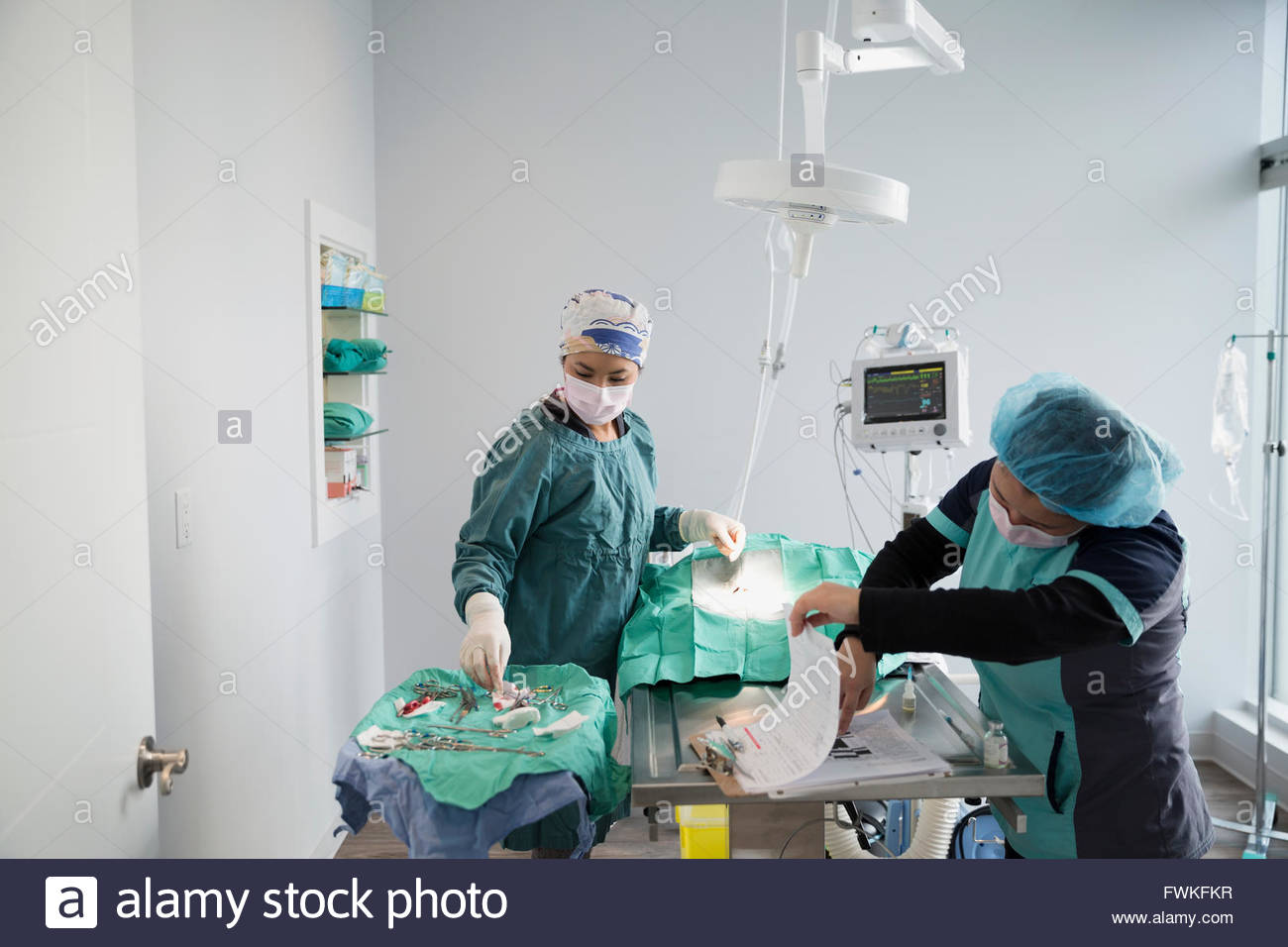 Teamwork in the operating room hi-res stock photography and images - Alamy