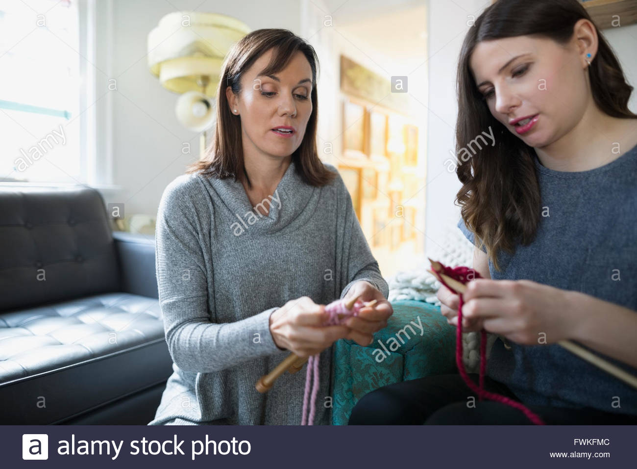 Mature women knitting group hi-res stock photography and images - Alamy