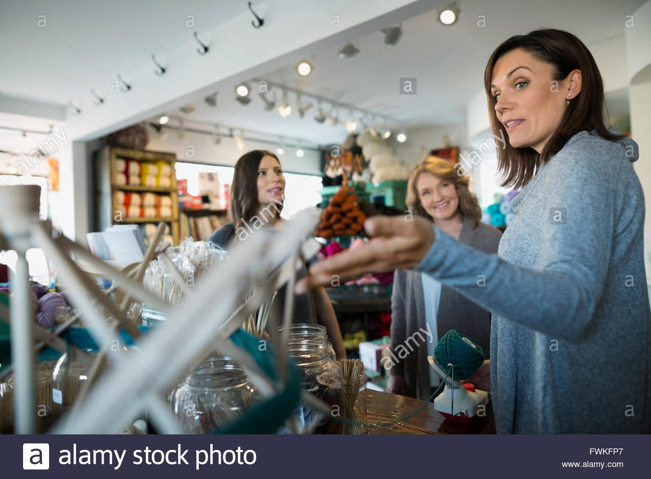 Customers pointing hi-res stock photography and images - Alamy