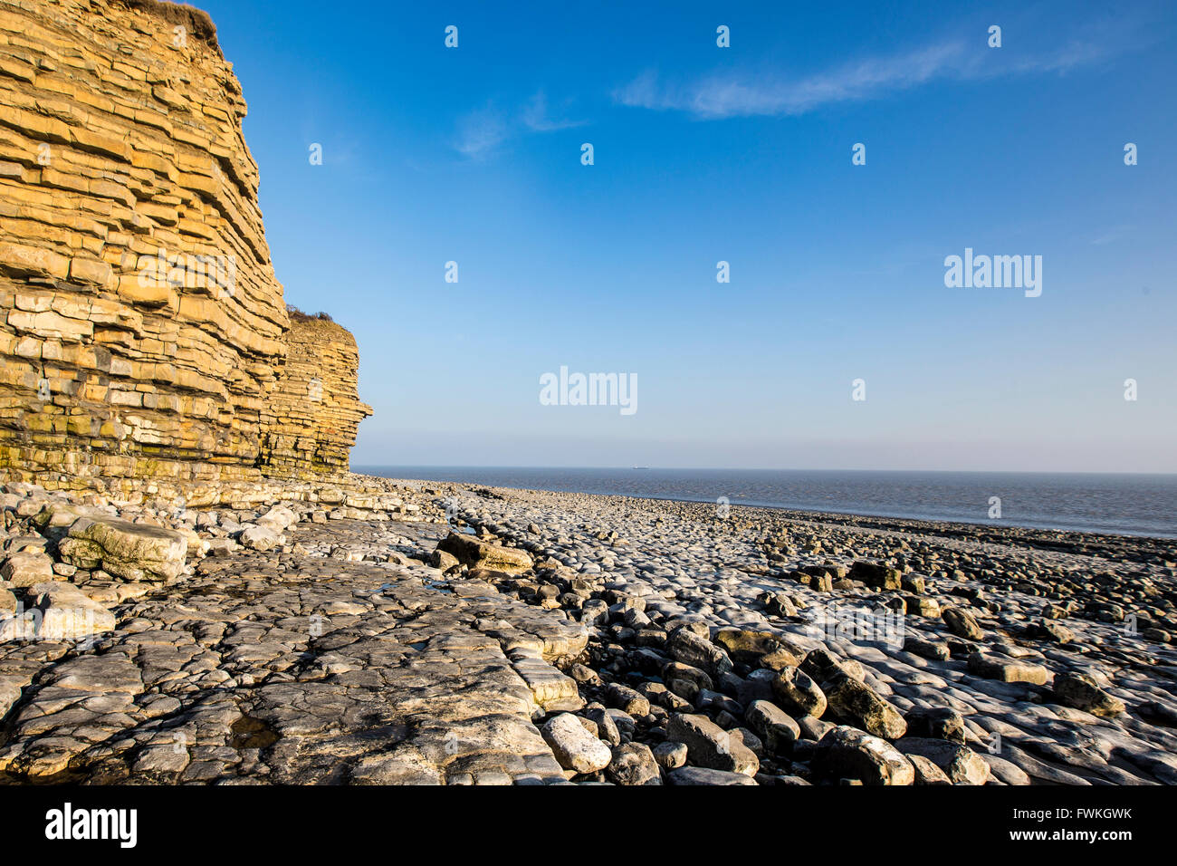 Rhoose Point Rocky Beach South Wales Seascape Blue Sky Stock Photo - Alamy