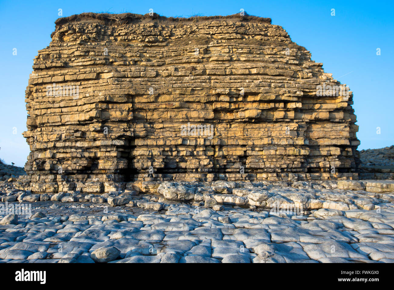 Rhoose Point Rocky Beach South Wales Blue Sky Stock Photo - Alamy