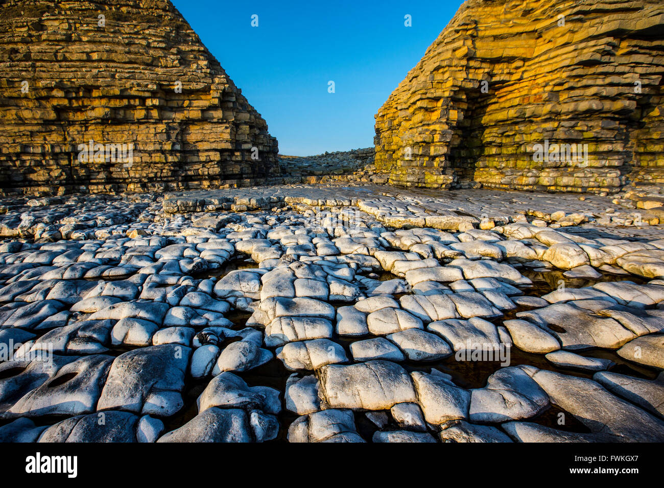 Rhoose Point Rocky Beach South Wales Blue Sky Stock Photo - Alamy