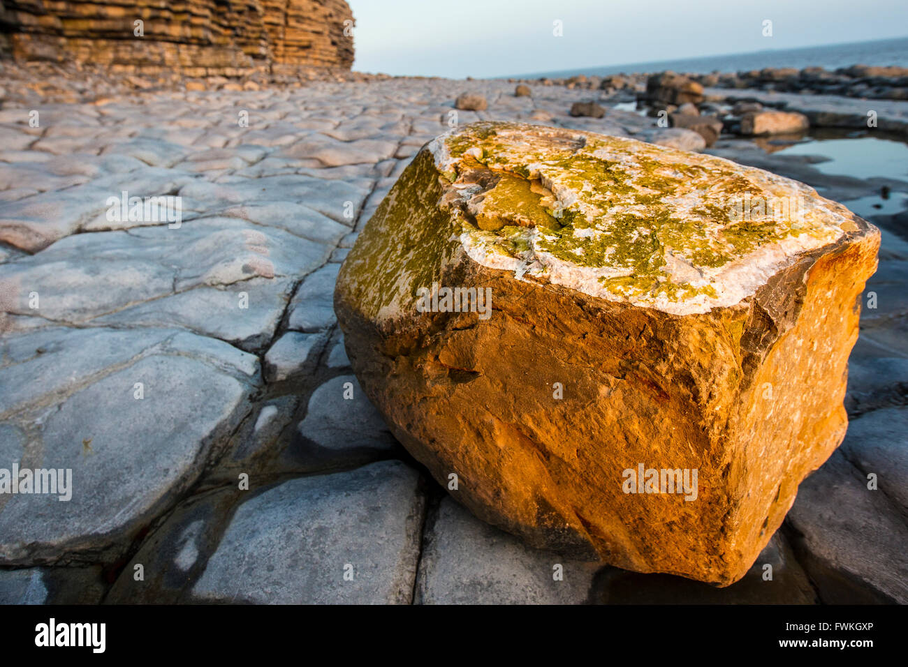 Rhoose Point Rocky Beach South Wales Blue Sky Big Rock Stock Photo - Alamy