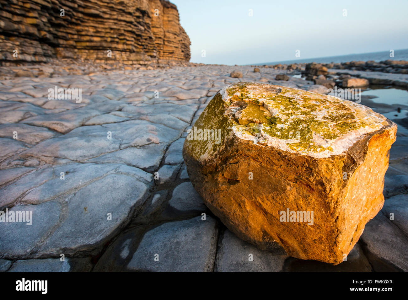 Rhoose Point Rocky Beach South Wales Blue Sky Big Rock Stock Photo - Alamy