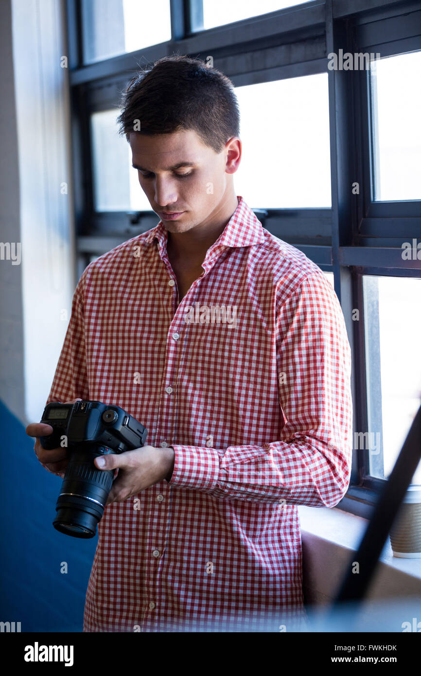 Man checking photo in camera Stock Photo - Alamy