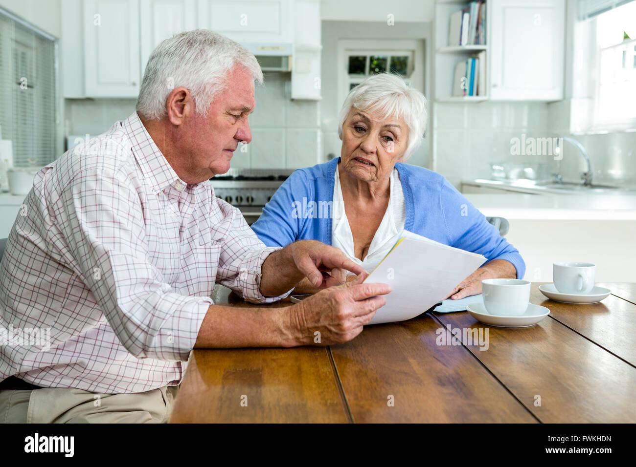 Elderly couple documents home hi-res stock photography and images - Alamy