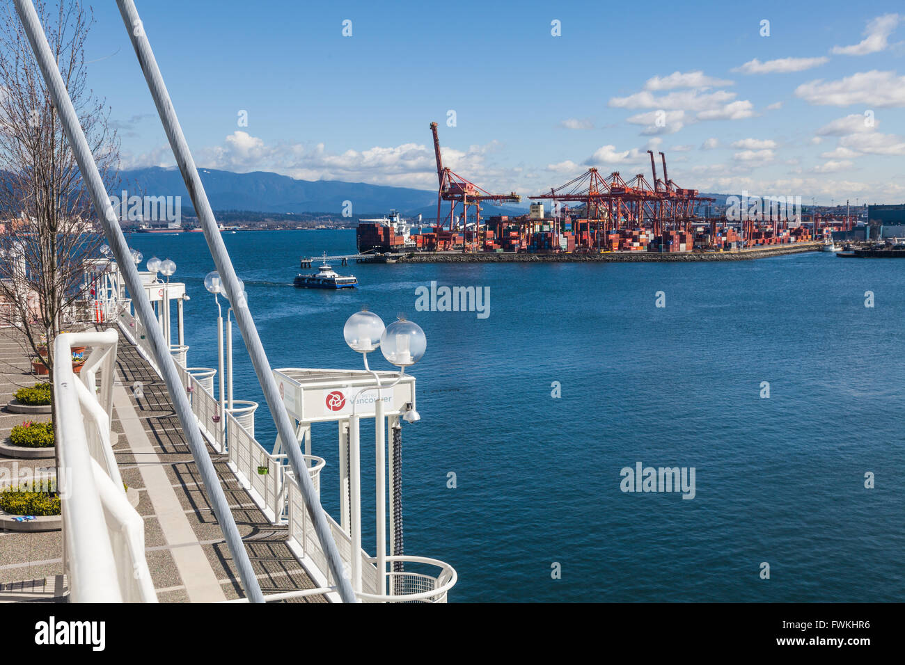 Vancouver port shipping containers hi-res stock photography and images ...