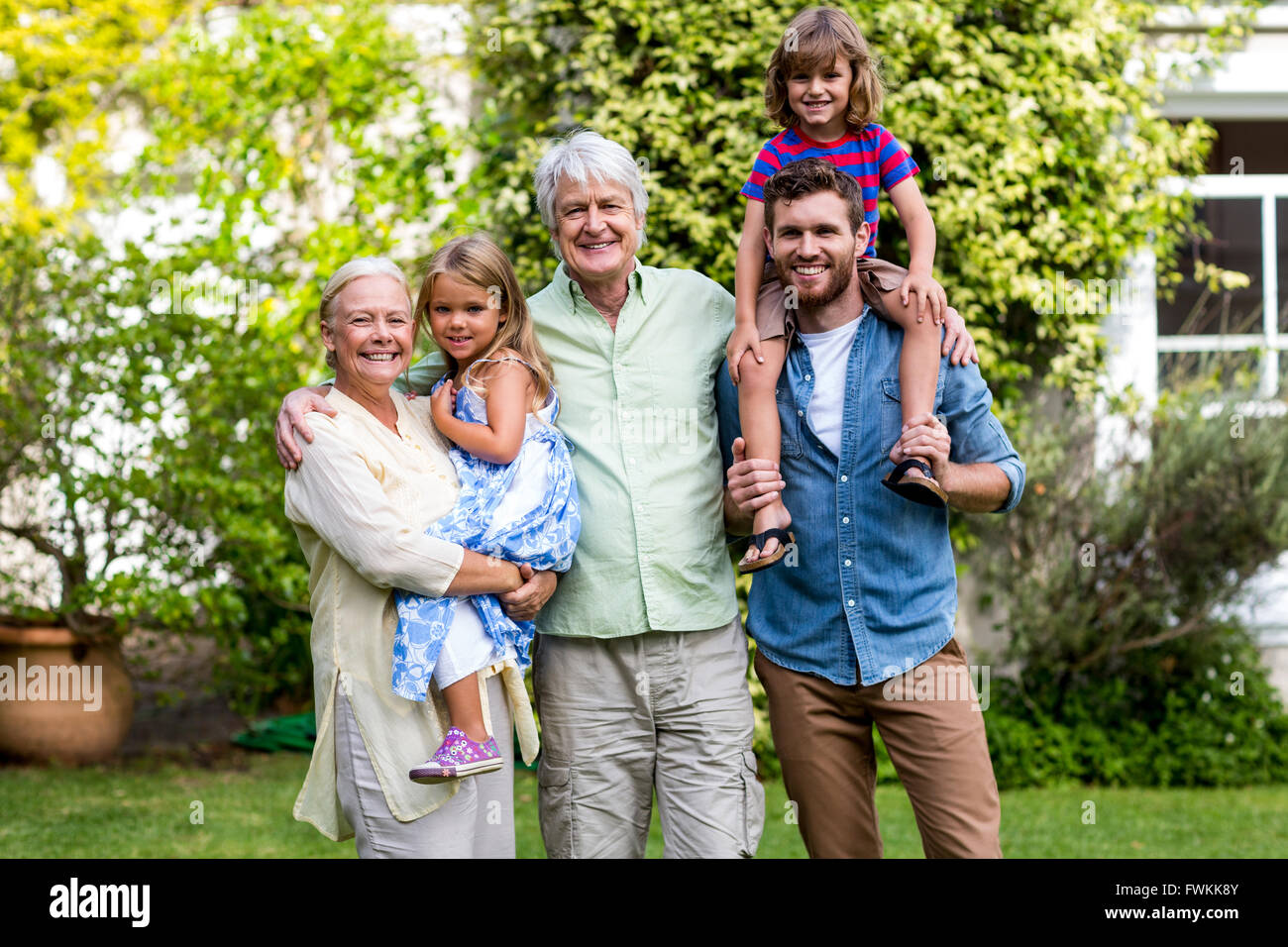 Grandparents with grandchildren hi-res stock photography and images - Alamy