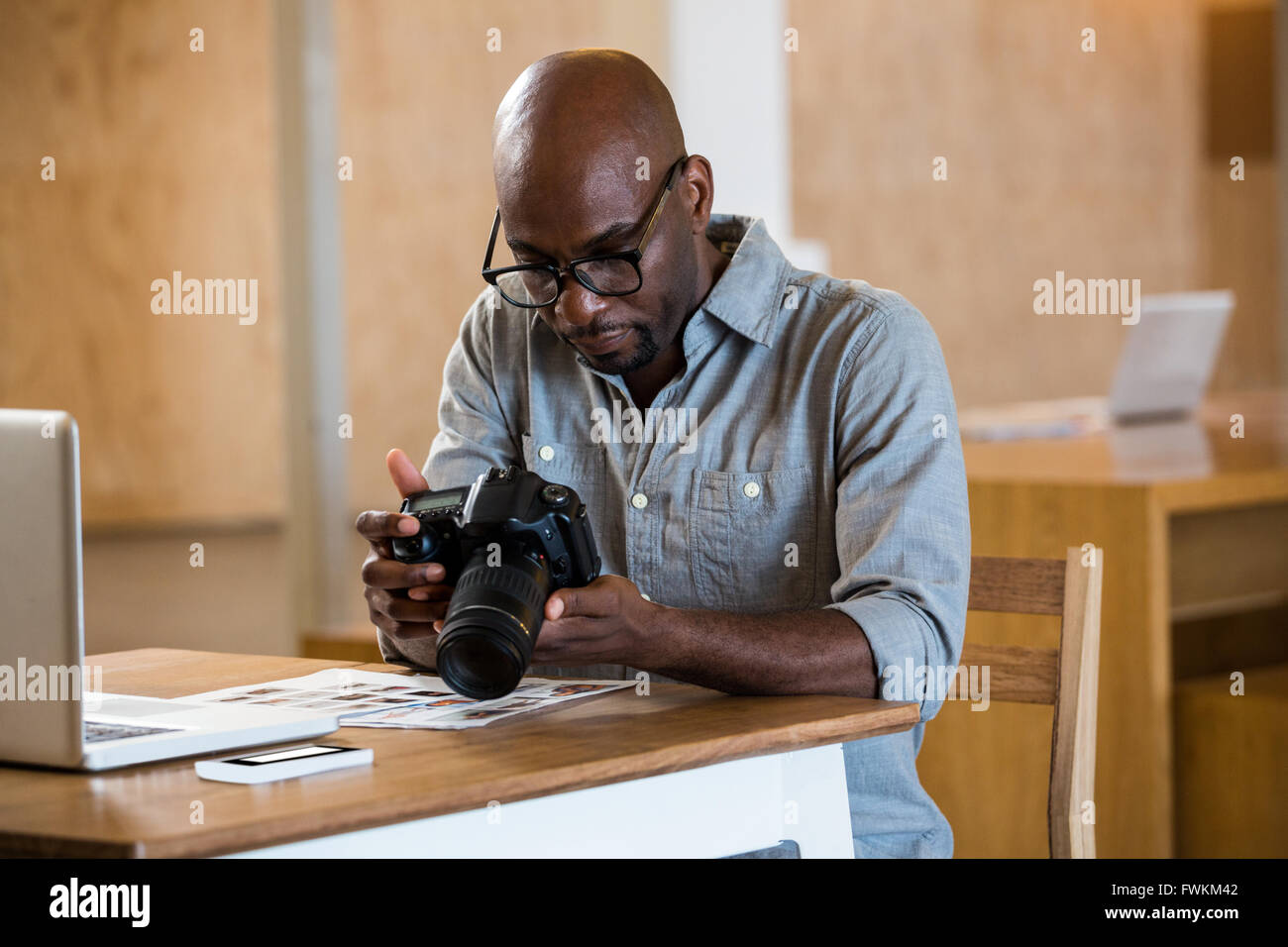 Man checking photo in camera Stock Photo - Alamy