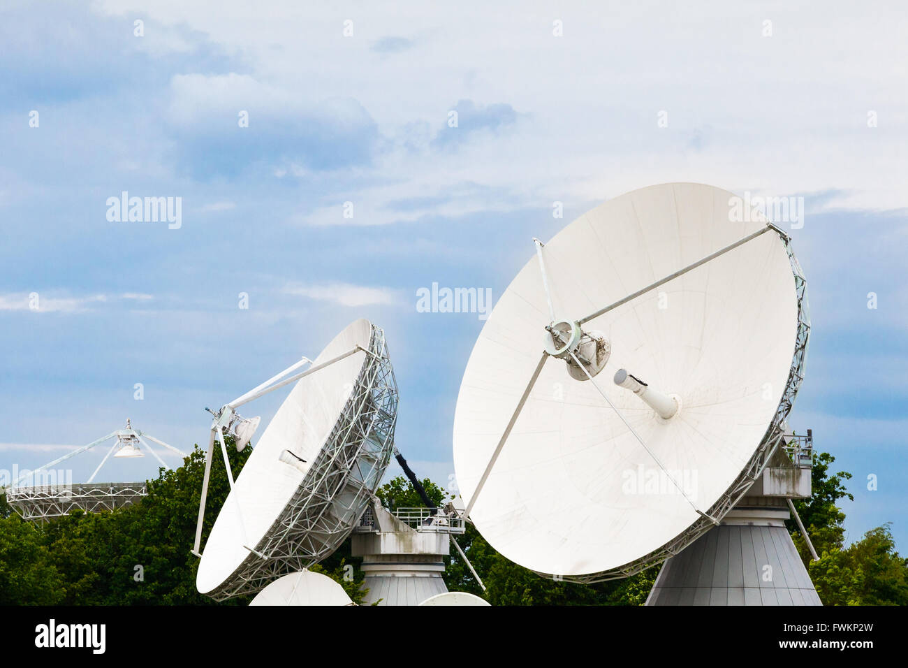 Satellite receiving hi-res stock photography and images - Alamy