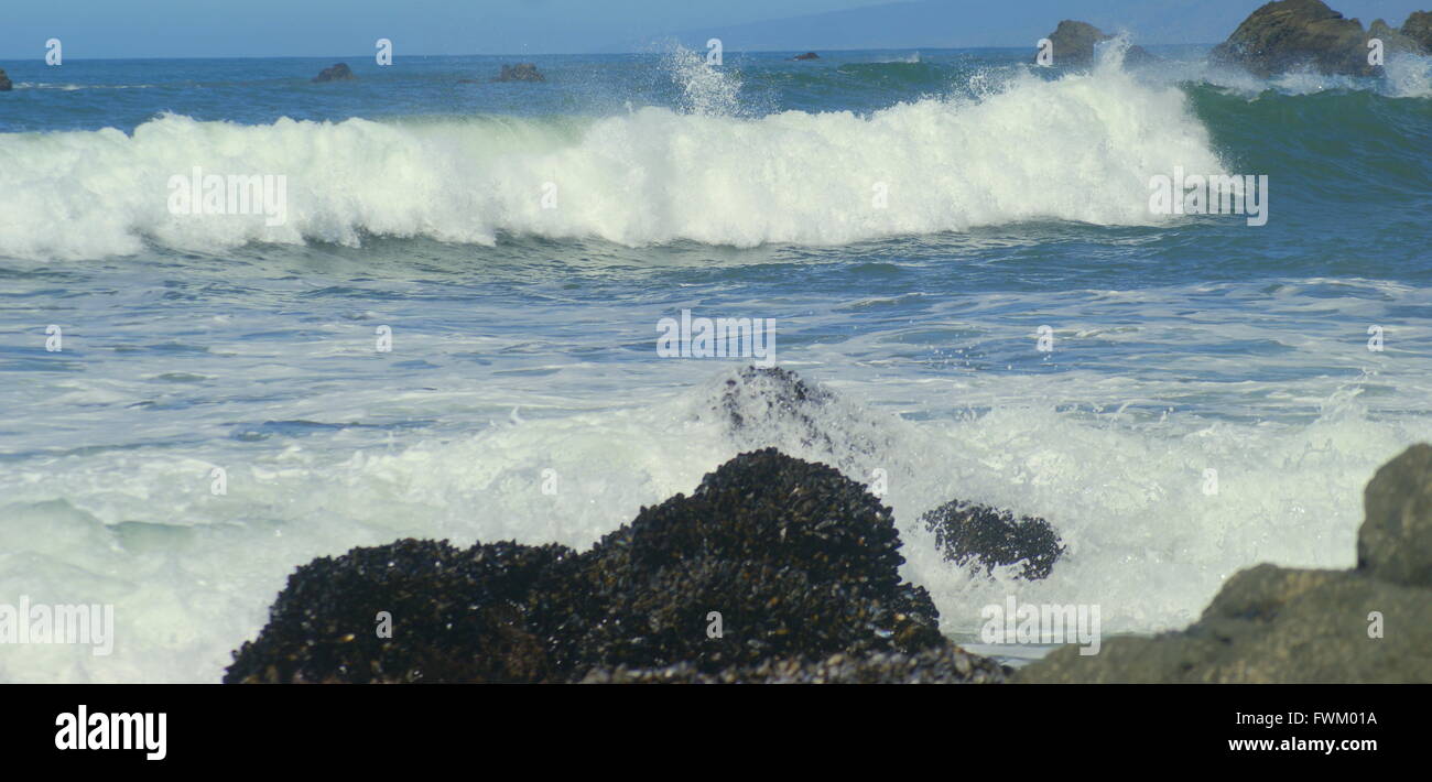 Splashing waves hi-res stock photography and images - Alamy