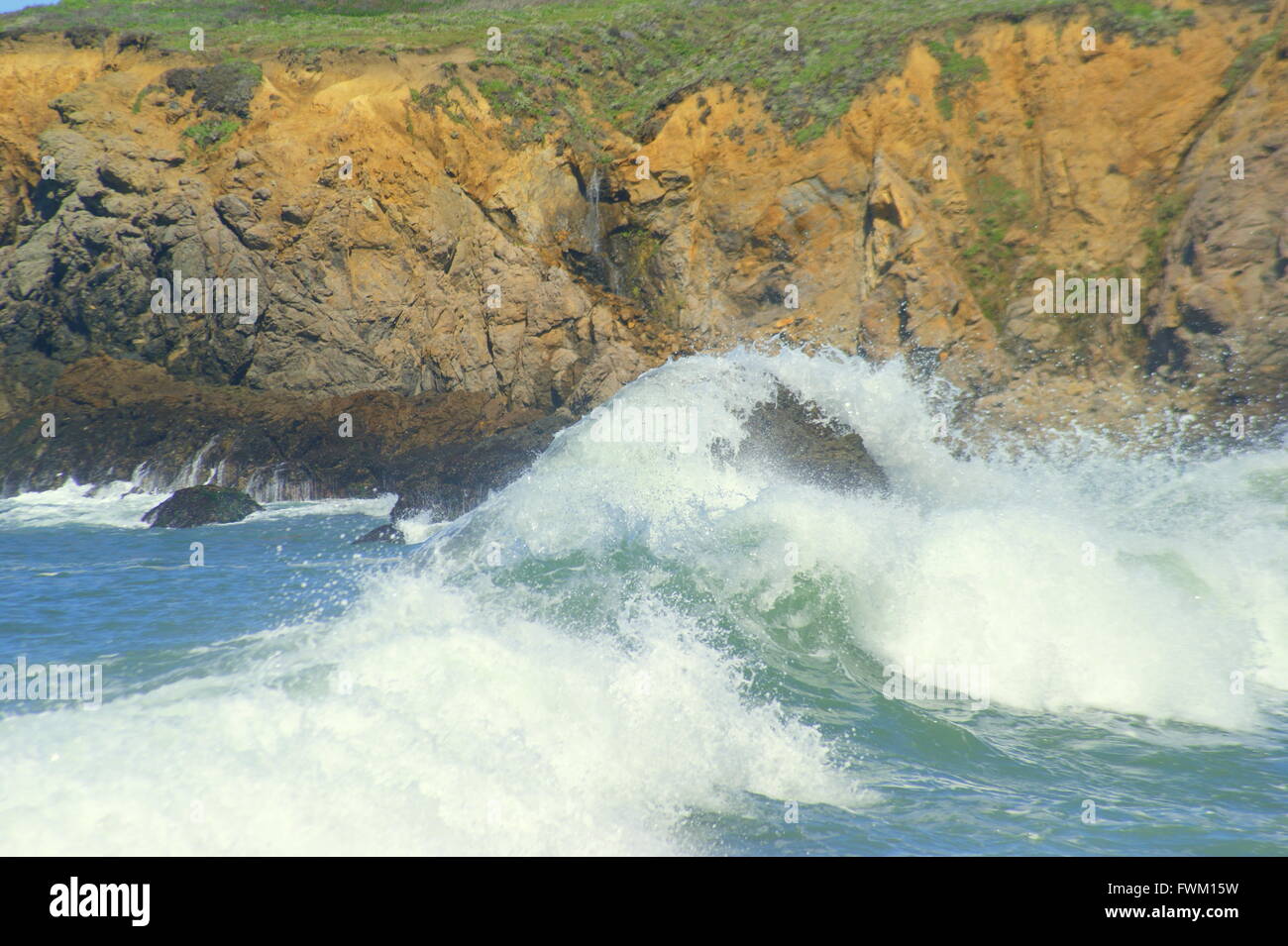 Splashing waves hi-res stock photography and images - Alamy
