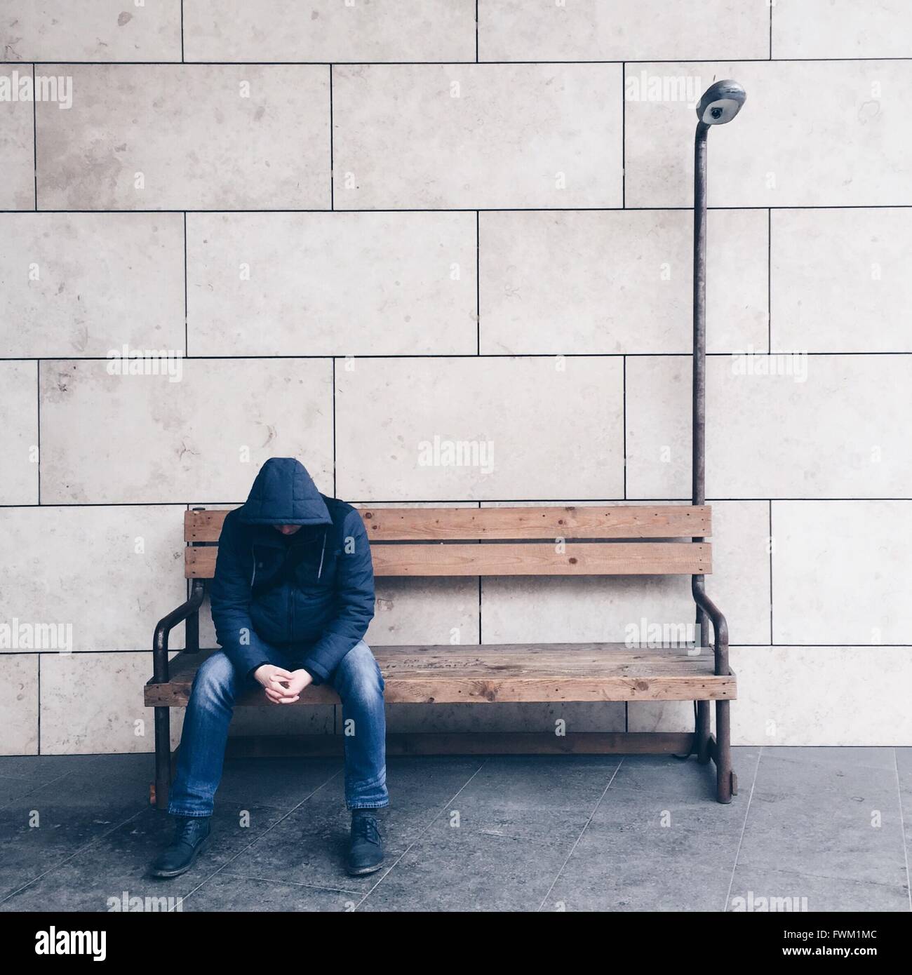 Man sitting on the wall hi-res stock photography and images - Alamy