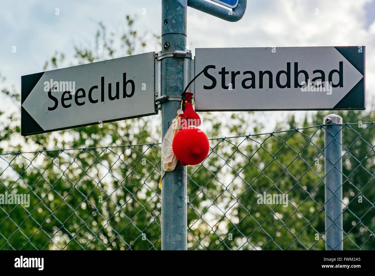 Chainlink Fence Sign High Resolution Stock Photography and Images - Alamy