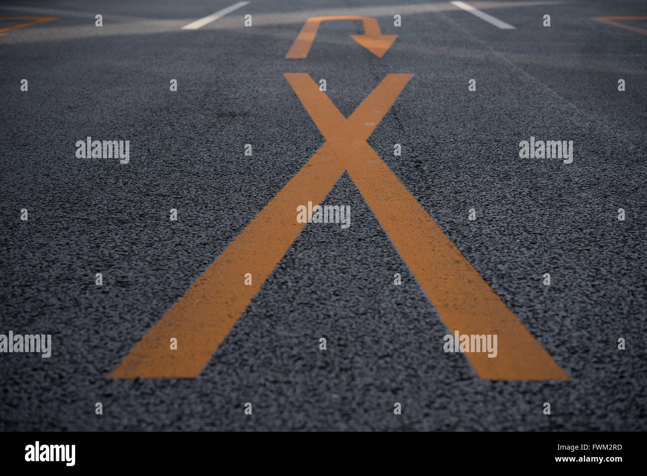 Arrow cross hi-res stock photography and images - Alamy