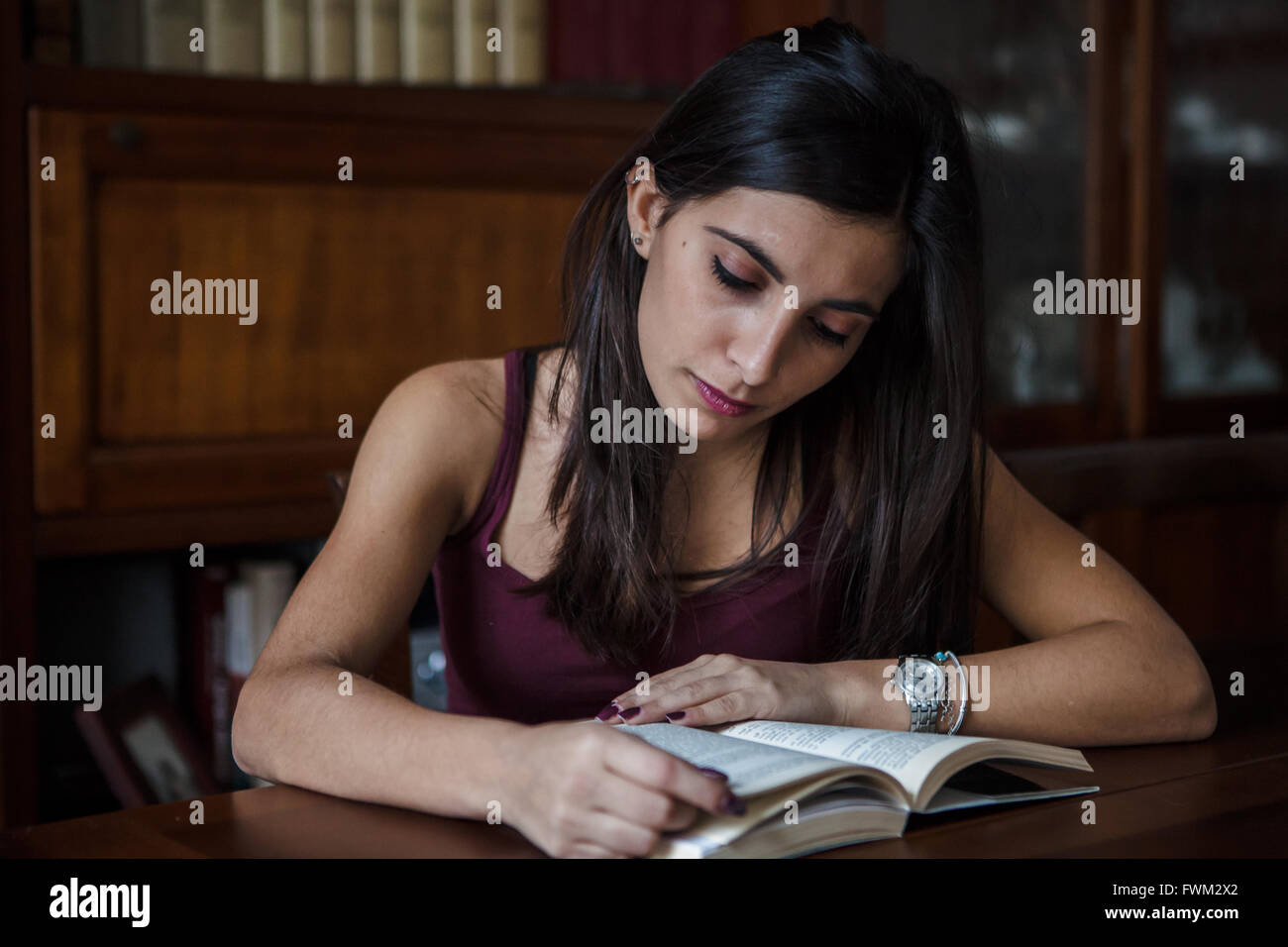 Person reading hi-res stock photography and images - Alamy