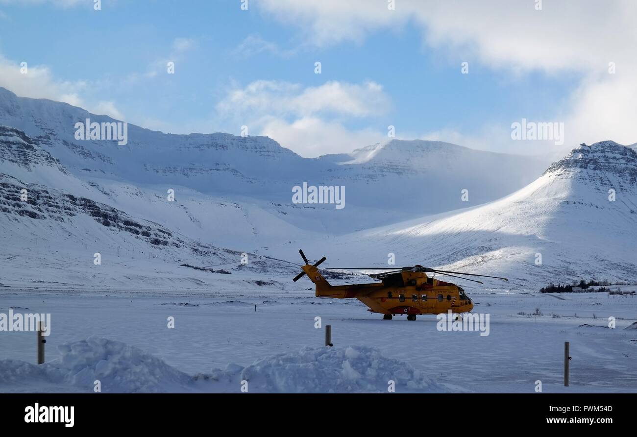 Yellow helicopter hi-res stock photography and images - Alamy
