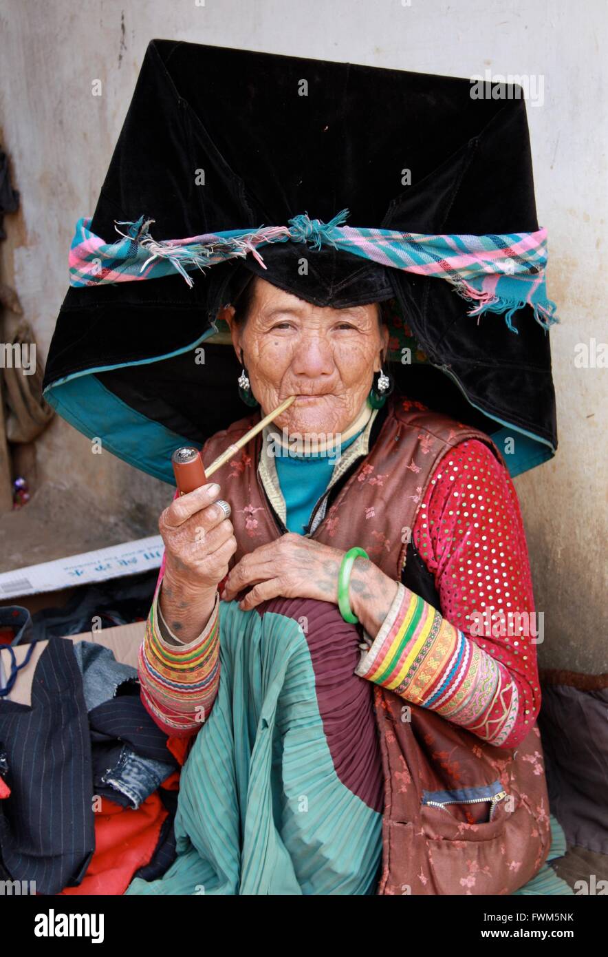 Yi tribe hi-res stock photography and images - Alamy