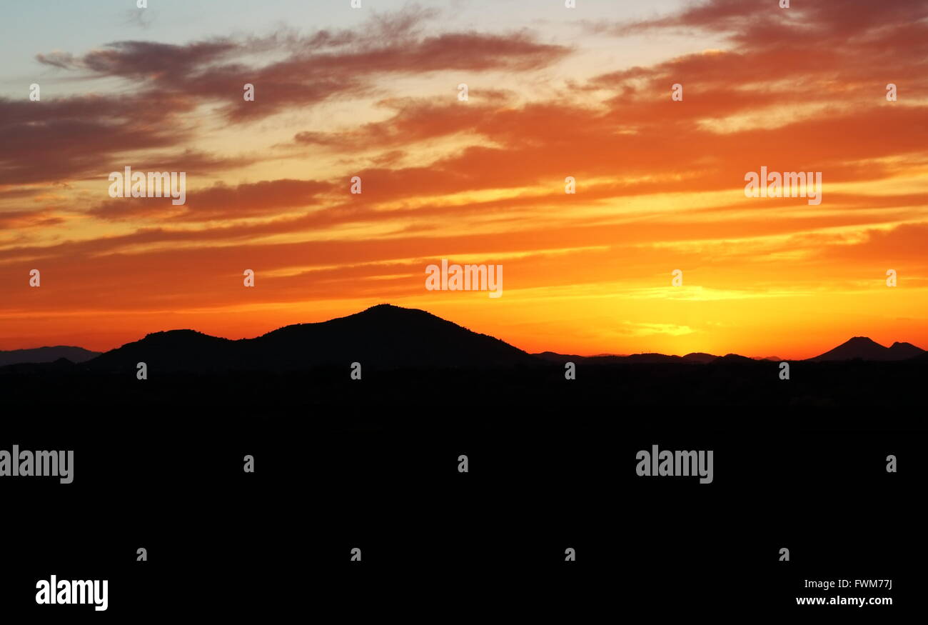 Desert Sunset – Desert Sunset with bright colors and mountains in ...