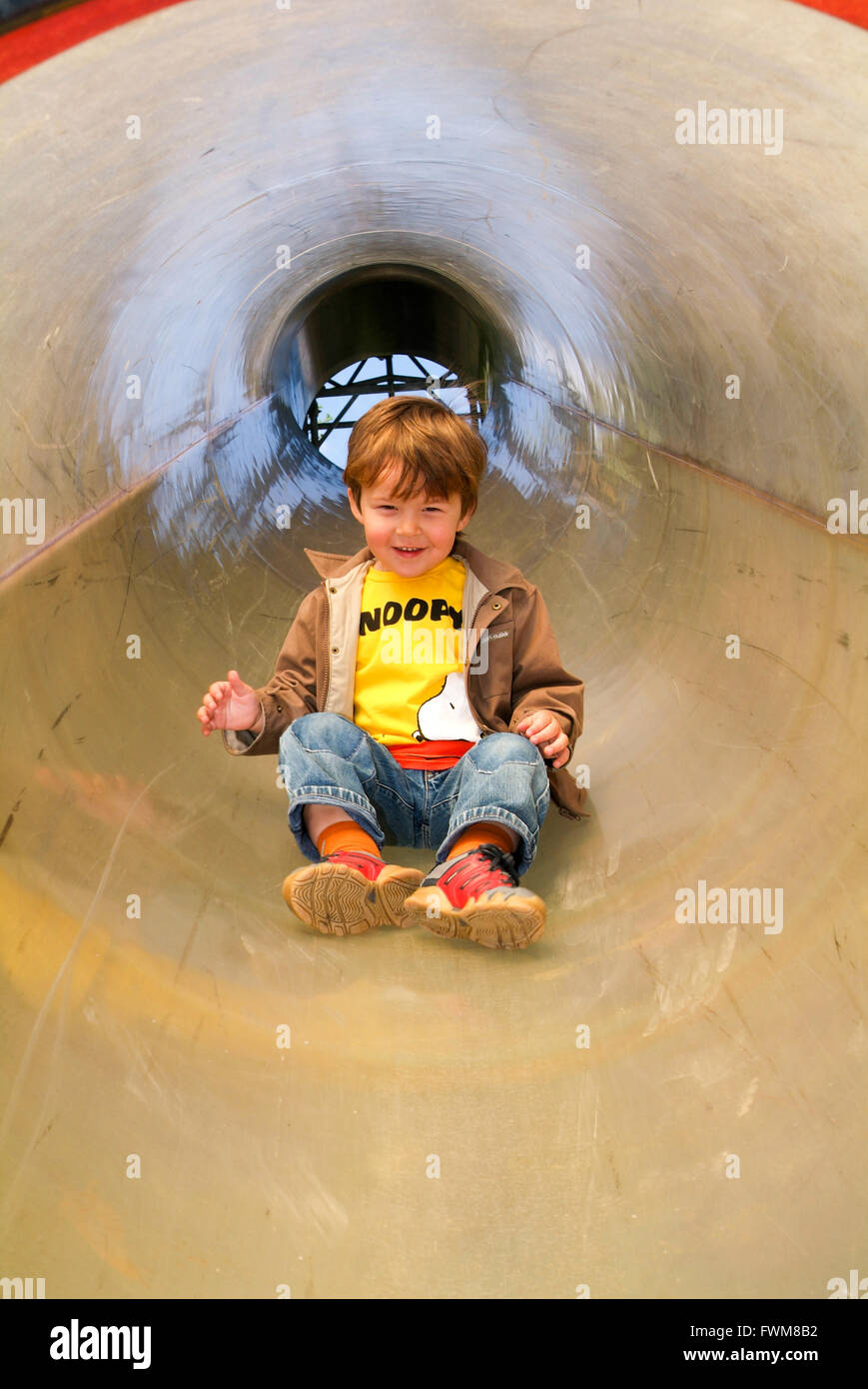 Child going down a slide hi-res stock photography and images - Alamy