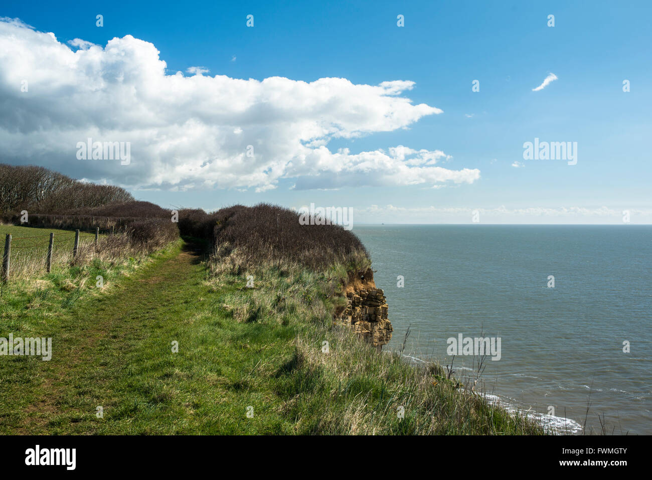 Cliff edge footpath hi-res stock photography and images - Alamy